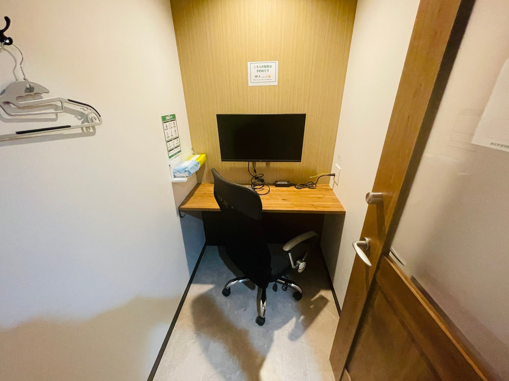 【¥330/30分！荻窪駅から1分】モニター・フリードリンク付き1名個室（個室11）※予約時間前は入室不可の写真1