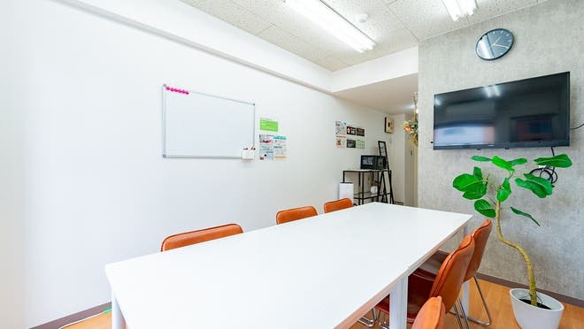 ✨横浜駅徒歩2分!8名✨大型モニター WiFi ストリーミング端末 ホワイトボード すべて無料🎶ふれあい貸し会議室 横浜Cの写真4
