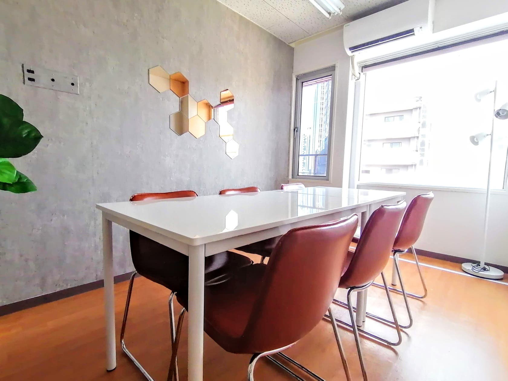 ✨横浜駅徒歩2分！8名✨大型モニター WiFi ストリーミング端末 ホワイトボード すべて無料🎶ふれあい貸し会議室 横浜Cの写真6