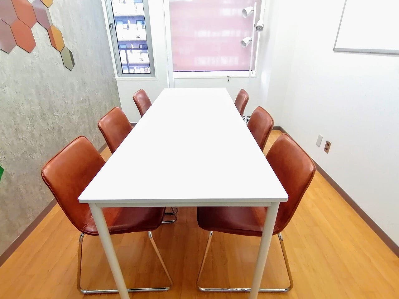 ✨横浜駅徒歩2分！8名✨大型モニター WiFi ストリーミング端末 ホワイトボード すべて無料🎶ふれあい貸し会議室 横浜Cの写真7