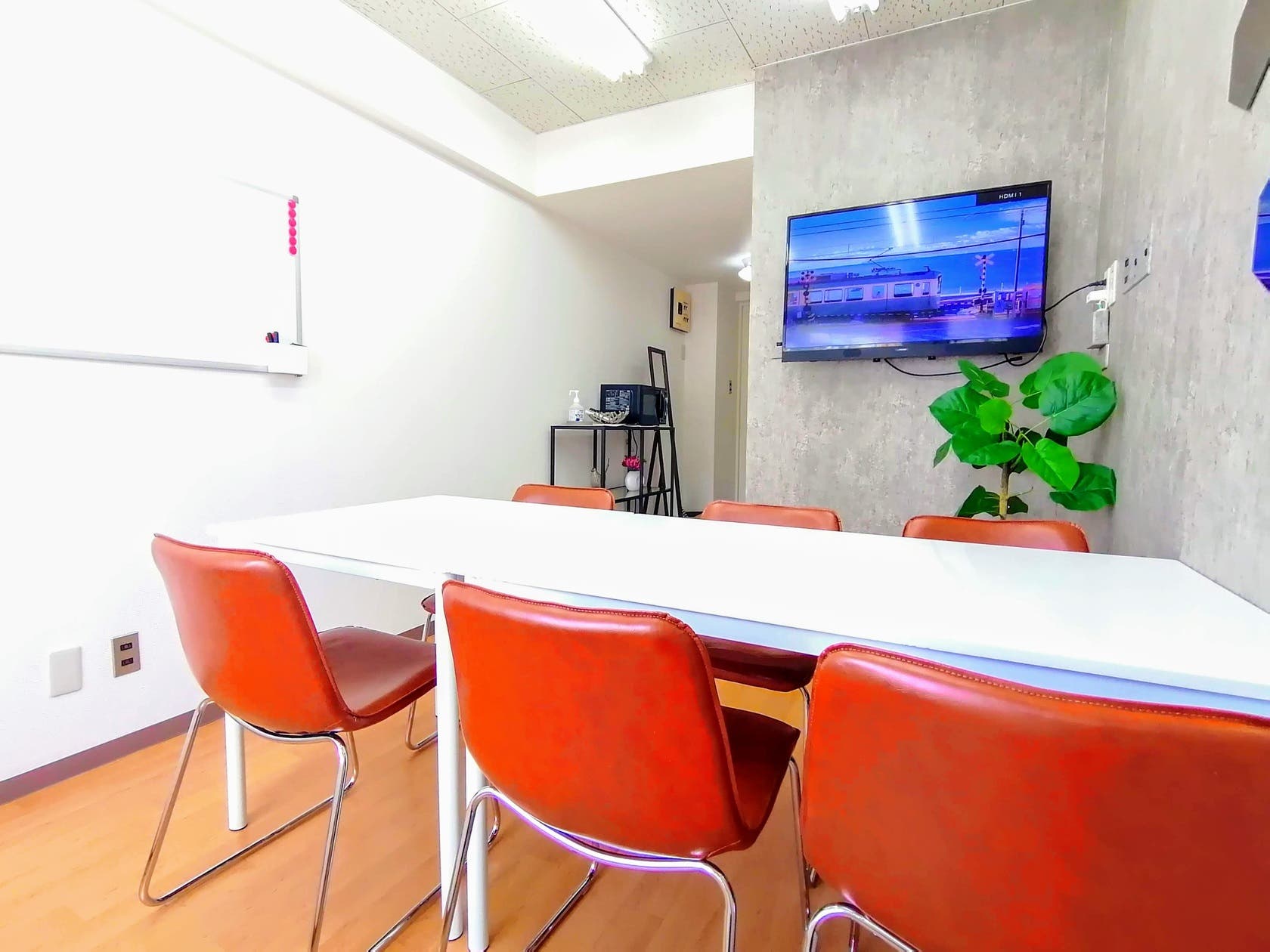 ✨横浜駅徒歩2分！8名✨大型モニター WiFi ストリーミング端末 ホワイトボード すべて無料🎶ふれあい貸し会議室 横浜Cの写真9