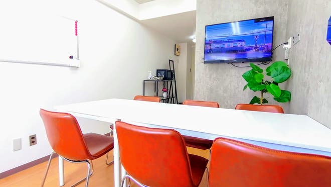 ✨横浜駅徒歩2分!8名✨大型モニター WiFi ストリーミング端末 ホワイトボード すべて無料🎶ふれあい貸し会議室 横浜Cの写真9