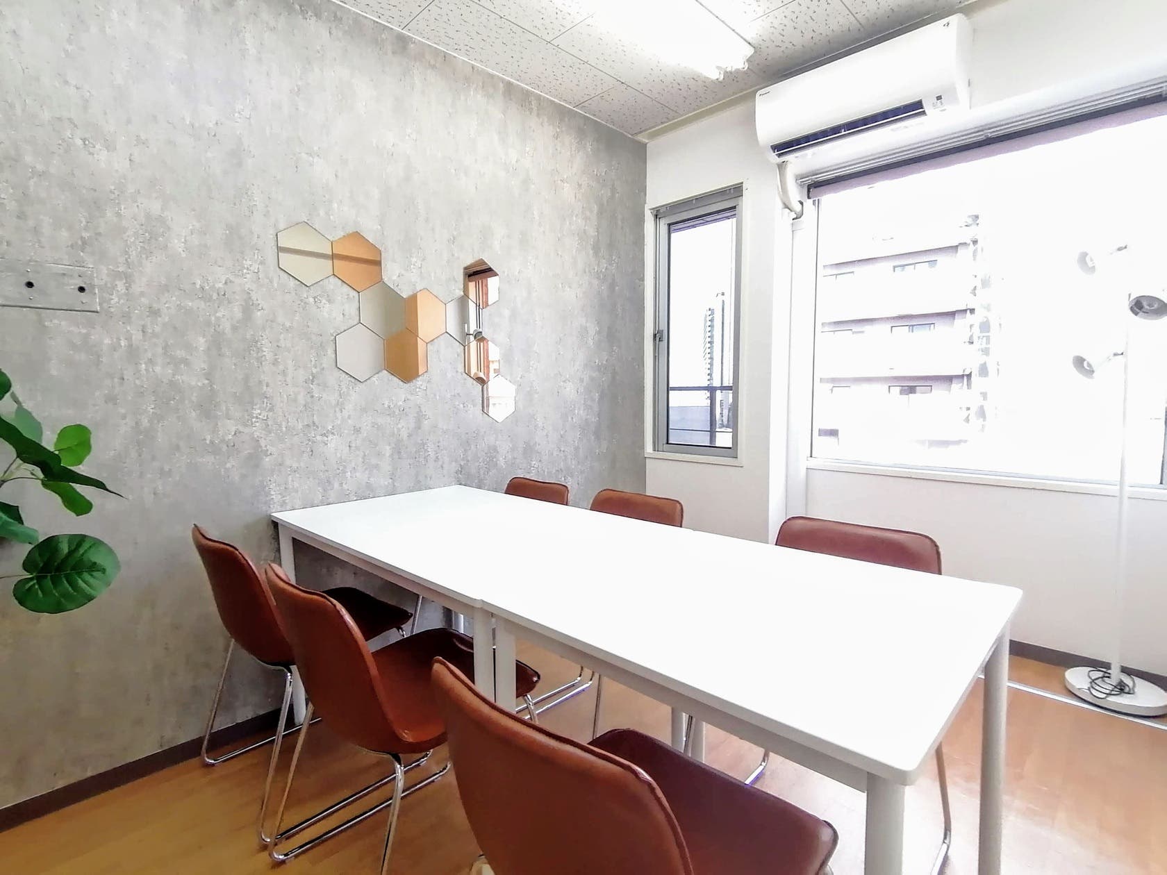 ✨横浜駅徒歩2分！8名✨大型モニター WiFi ストリーミング端末 ホワイトボード すべて無料🎶ふれあい貸し会議室 横浜Cの写真10