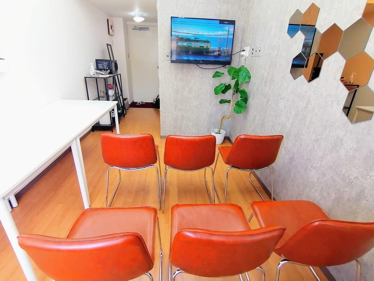 ✨横浜駅徒歩2分！8名✨大型モニター WiFi ストリーミング端末 ホワイトボード すべて無料🎶ふれあい貸し会議室 横浜Cの写真12