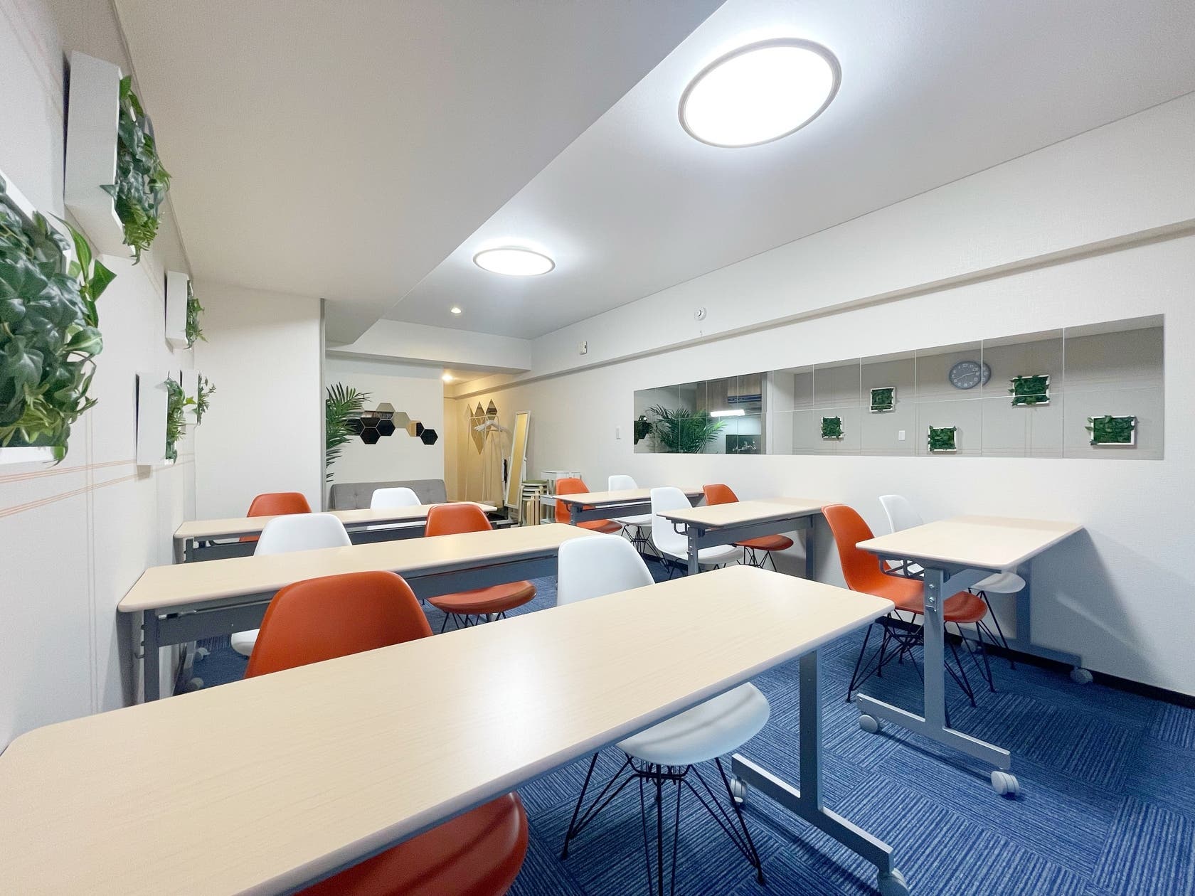 【九段下駅徒歩3分！16名利用可！】大型モニター・WiFi・ホワイトボード無料！ふれあい貸し会議室 九段下A-802の写真1