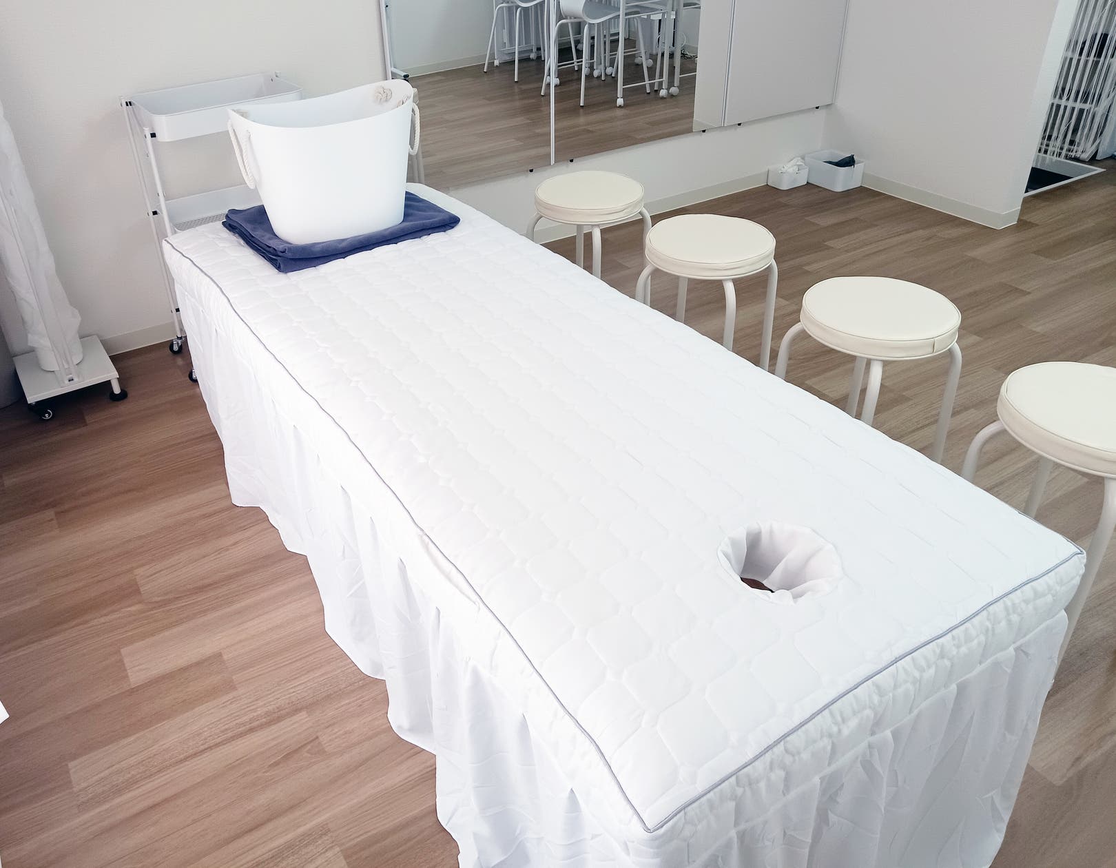 マッサージベッド2台｜メイク・サロン講習・練習・同時施術・マッサージ・パーソナルカラー診断の写真13