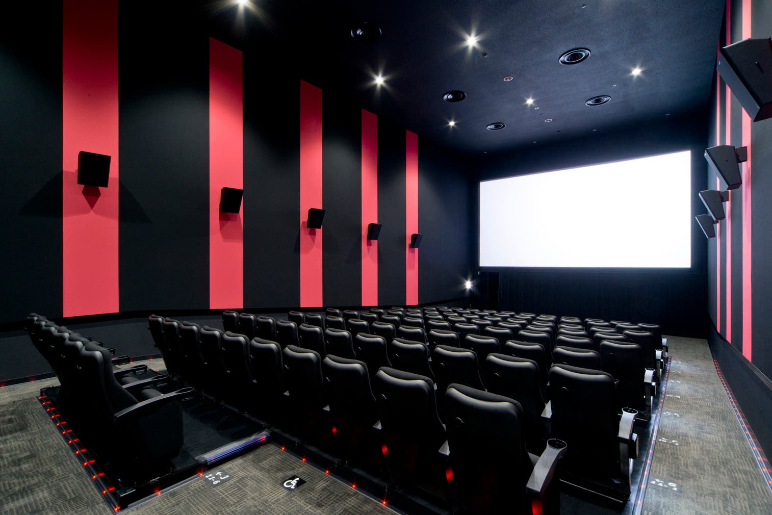 【東員スクリーン3】映画館がイベントスペースに♪発表会や総会、講演会、表彰式におすすめ！撮影や音楽イベントも歓迎！の写真1