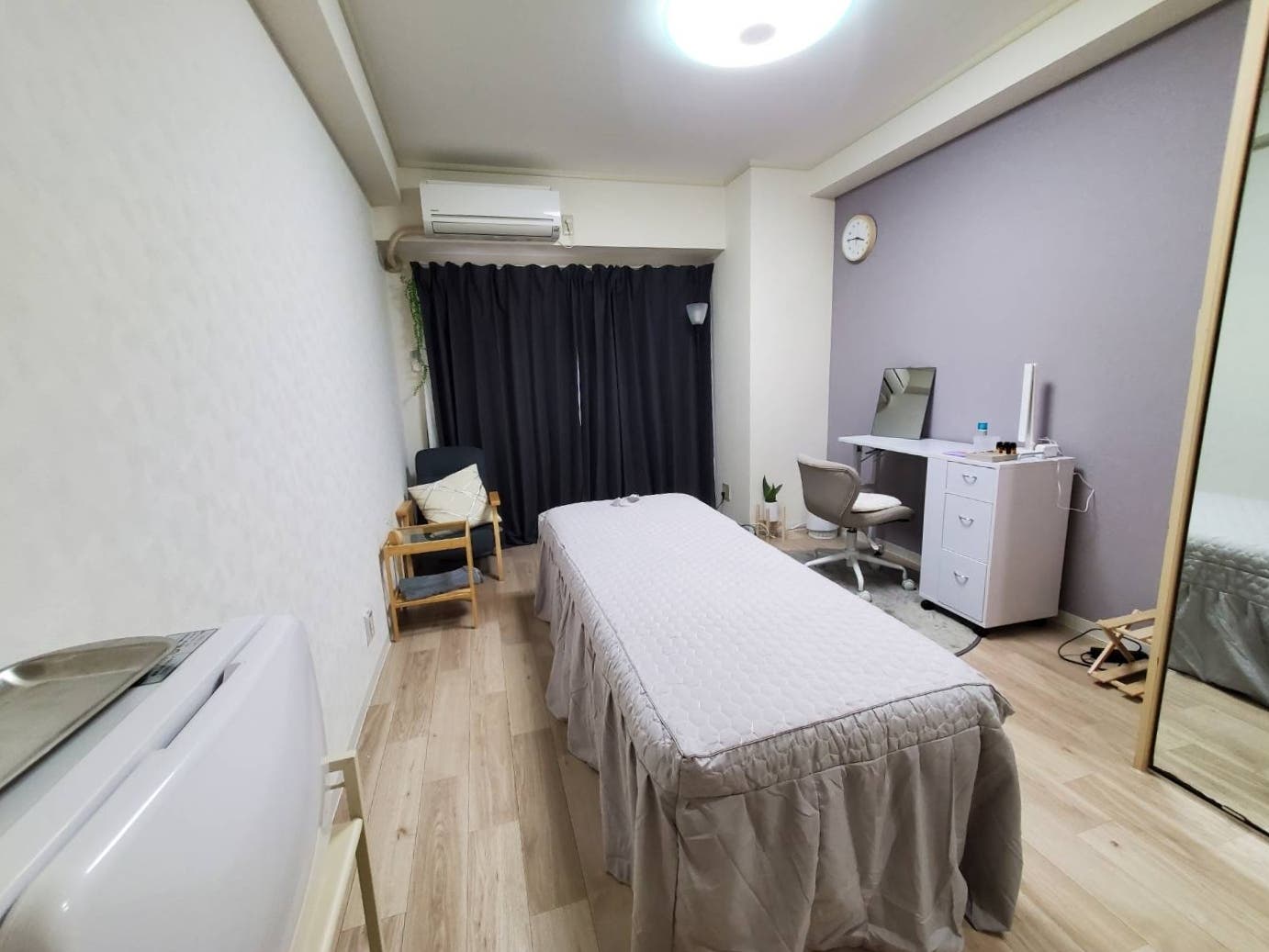 昇降式電動リクライニングベッド・ホワイトボード・タオル完備！ネイル施術もできるシェアサロンの写真1