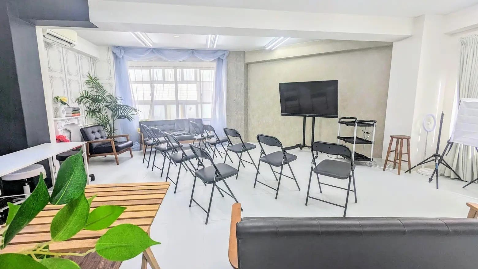 白基調の撮影空間｜動画・ポートレート🌼メイクルーム🪞照明機材💡横浜🌃みなとみらい[32]の写真8