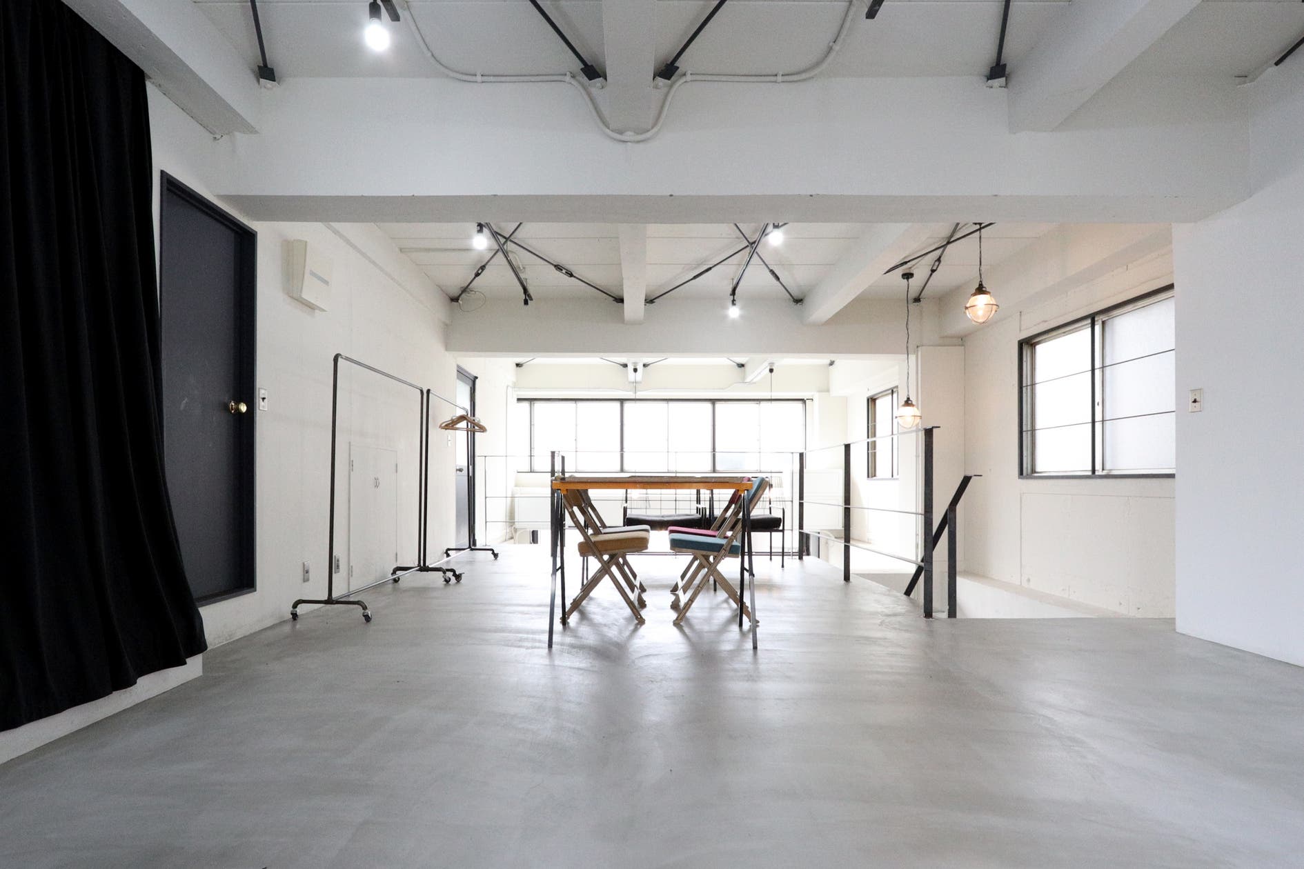 吹抜けのインダストリアルな倉庫型スタジオ。駐車車あり！ ２Fはモルタル床と白壁。の写真22