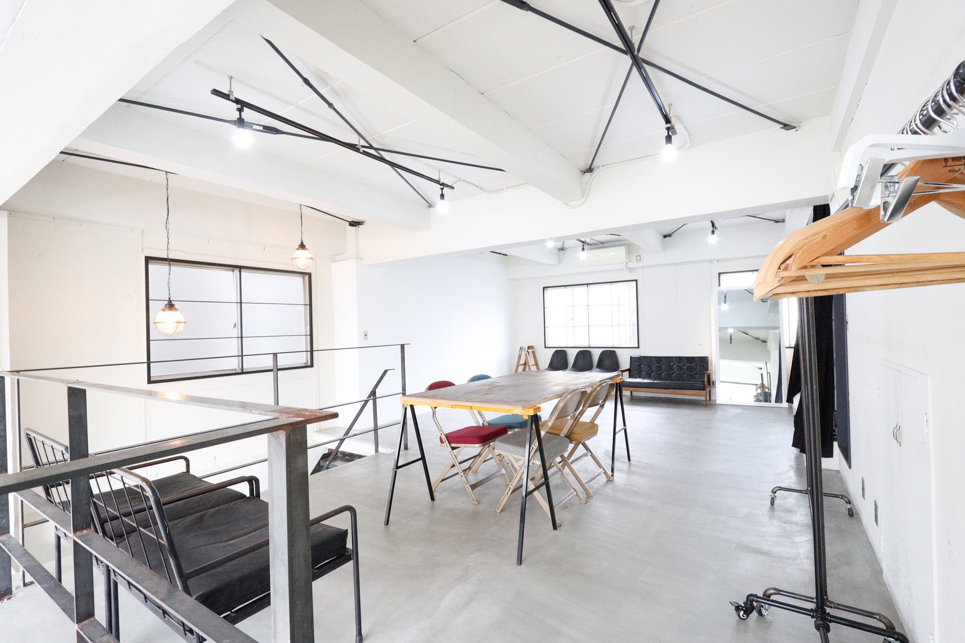 吹抜けのインダストリアルな倉庫型スタジオ。駐車車あり！ ２Fはモルタル床と白壁。の写真23