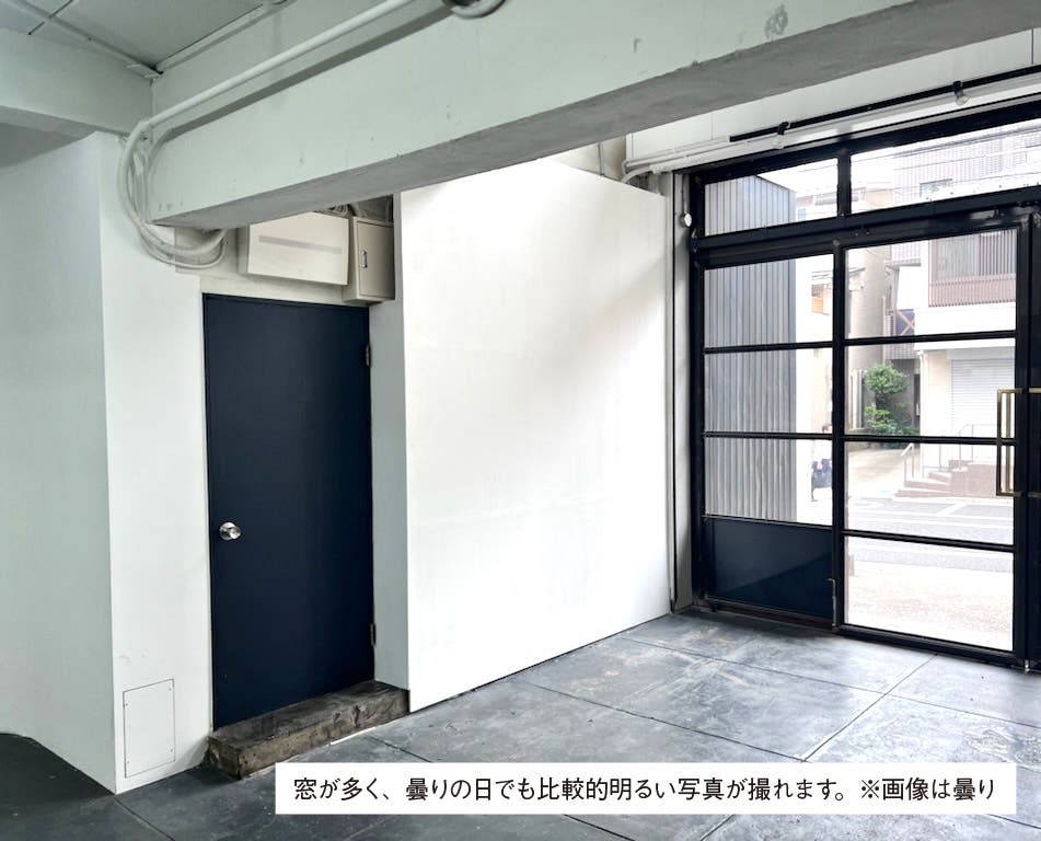吹抜けのインダストリアルな倉庫型スタジオ。駐車車あり！ ２Fはモルタル床と白壁。の写真5