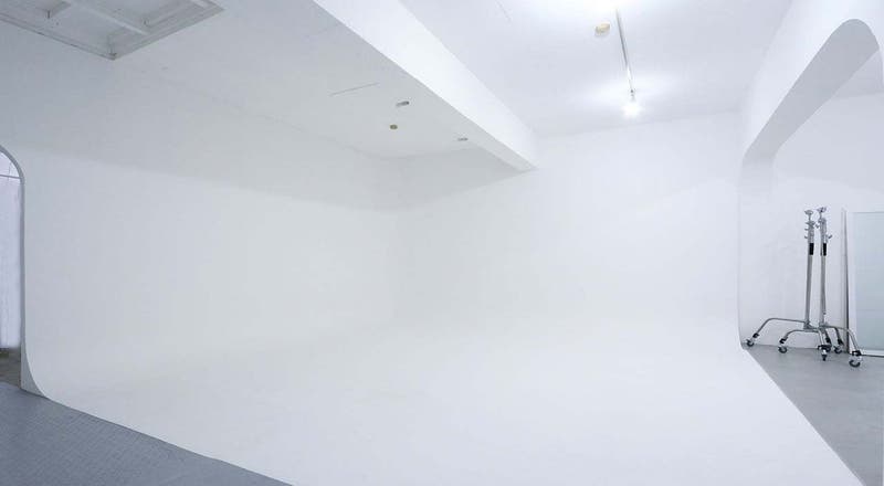 撮影機材無料&3面R&天高&広いスペース 本格白ホリゾント【N1スタジオ】神楽坂に天高3.5m/80㎡ モルタル床&レトロな倉庫