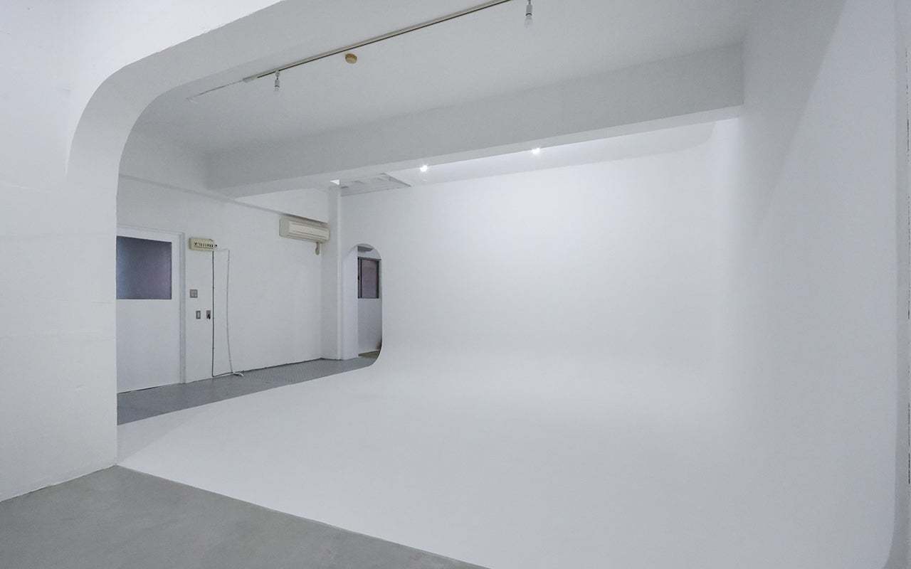 撮影機材無料&広いスペース 3面Rの本格白ホリゾント【N1スタジオ】神楽坂に天高3.5m/80㎡ モルタル床あり&レトロな倉庫の写真4