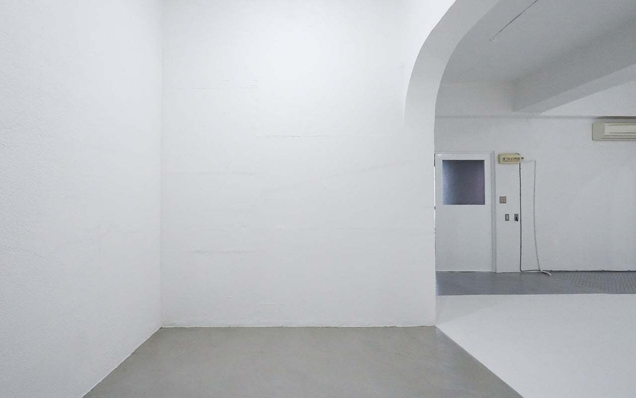 撮影機材無料&広いスペース 3面Rの本格白ホリゾント【N1スタジオ】神楽坂に天高3.5m/80㎡ モルタル床あり&レトロな倉庫の写真5