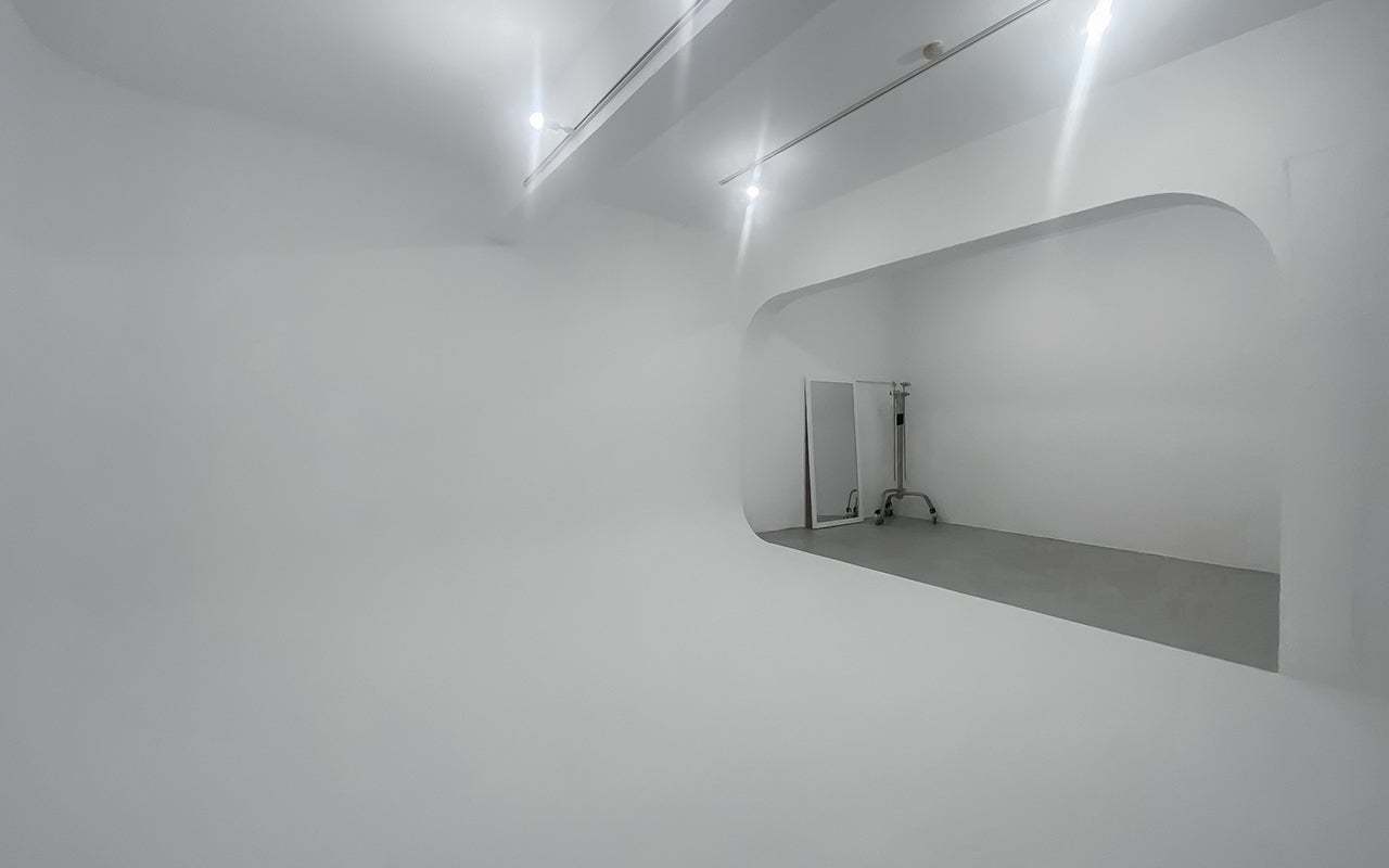 撮影機材無料&広いスペース 3面Rの本格白ホリゾント【N1スタジオ】神楽坂に天高3.5m/80㎡ モルタル床あり&レトロな倉庫の写真7