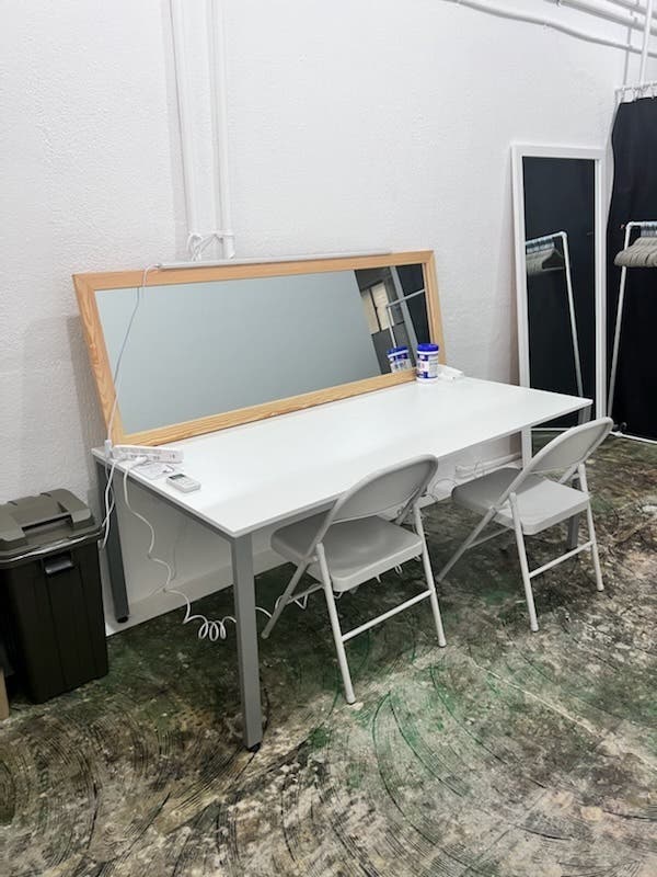 撮影機材無料&広いスペース 3面Rの本格白ホリゾント【N1スタジオ】神楽坂に天高3.5m/80㎡ モルタル床あり&レトロな倉庫の写真9