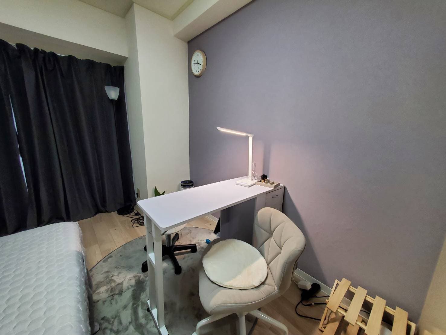 昇降式電動リクライニングベッド・ホワイトボード・タオル完備！ネイル施術もできるシェアサロンの写真2