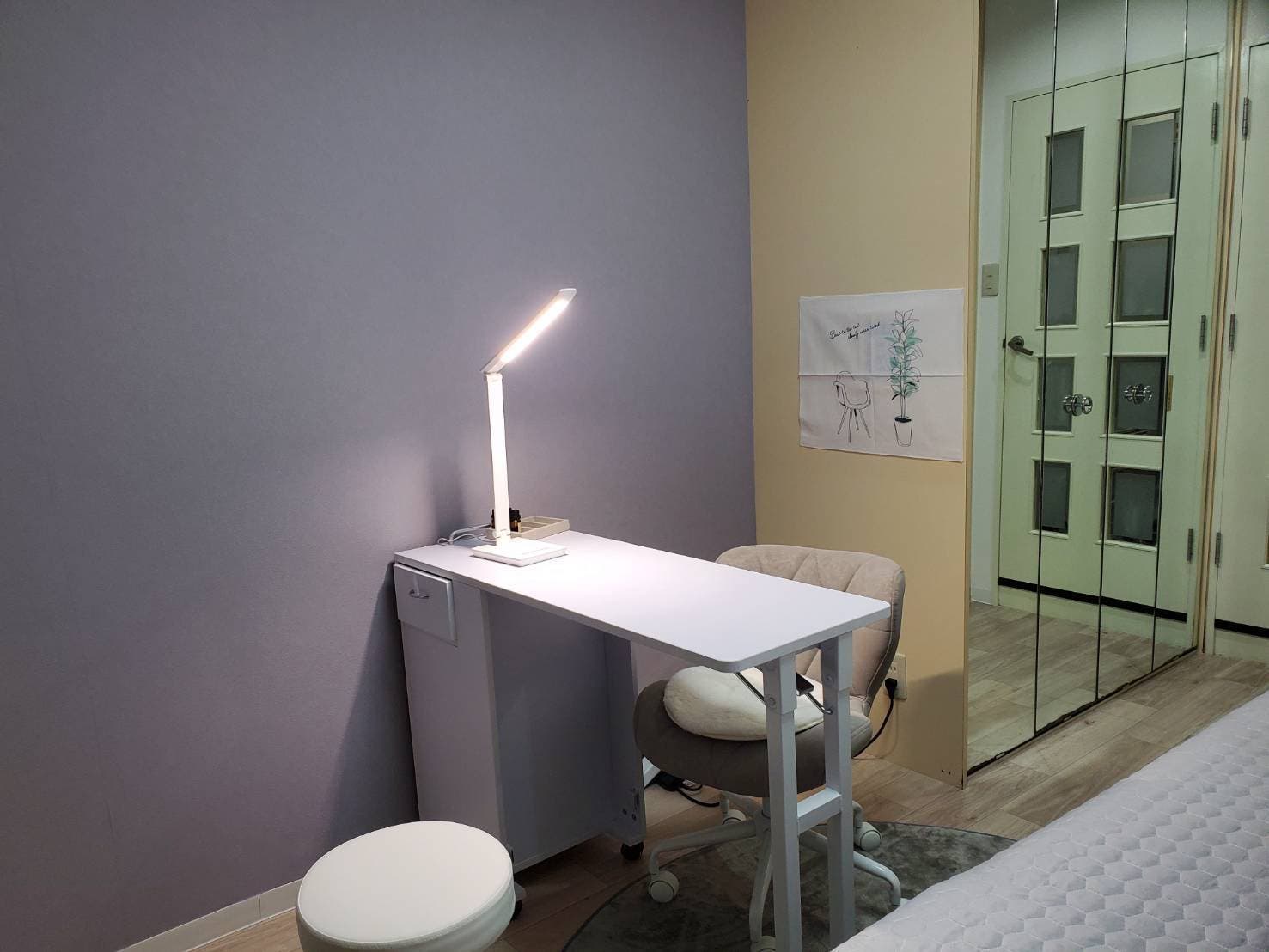 昇降式電動リクライニングベッド・ホワイトボード・タオル完備！ネイル施術もできるシェアサロンの写真3