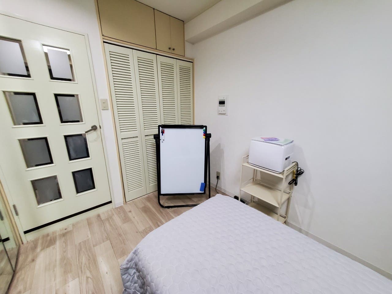 昇降式電動リクライニングベッド・ホワイトボード・タオル完備！ネイル施術もできるシェアサロンの写真5