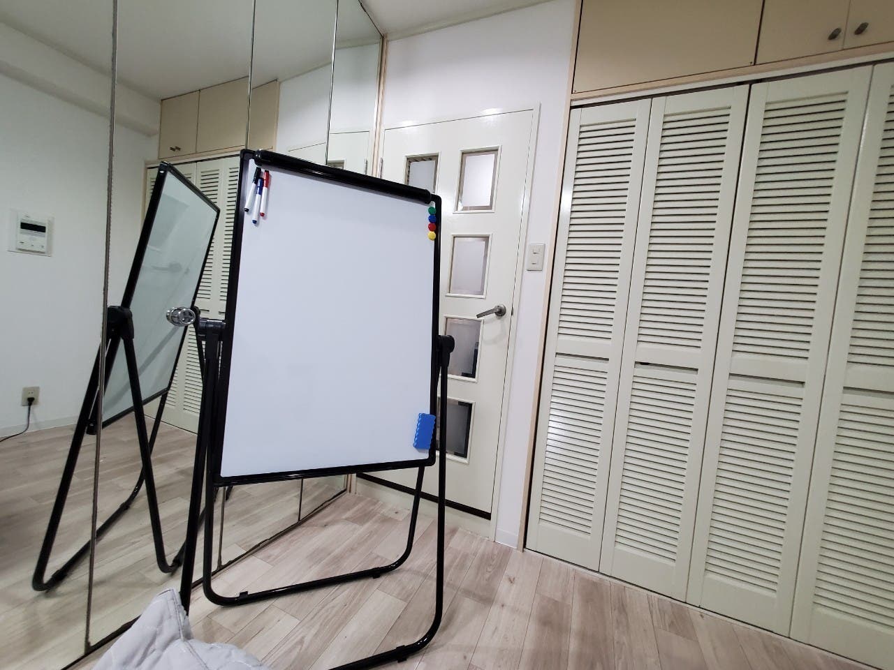 昇降式電動リクライニングベッド・ホワイトボード・タオル完備！ネイル施術もできるシェアサロンの写真6