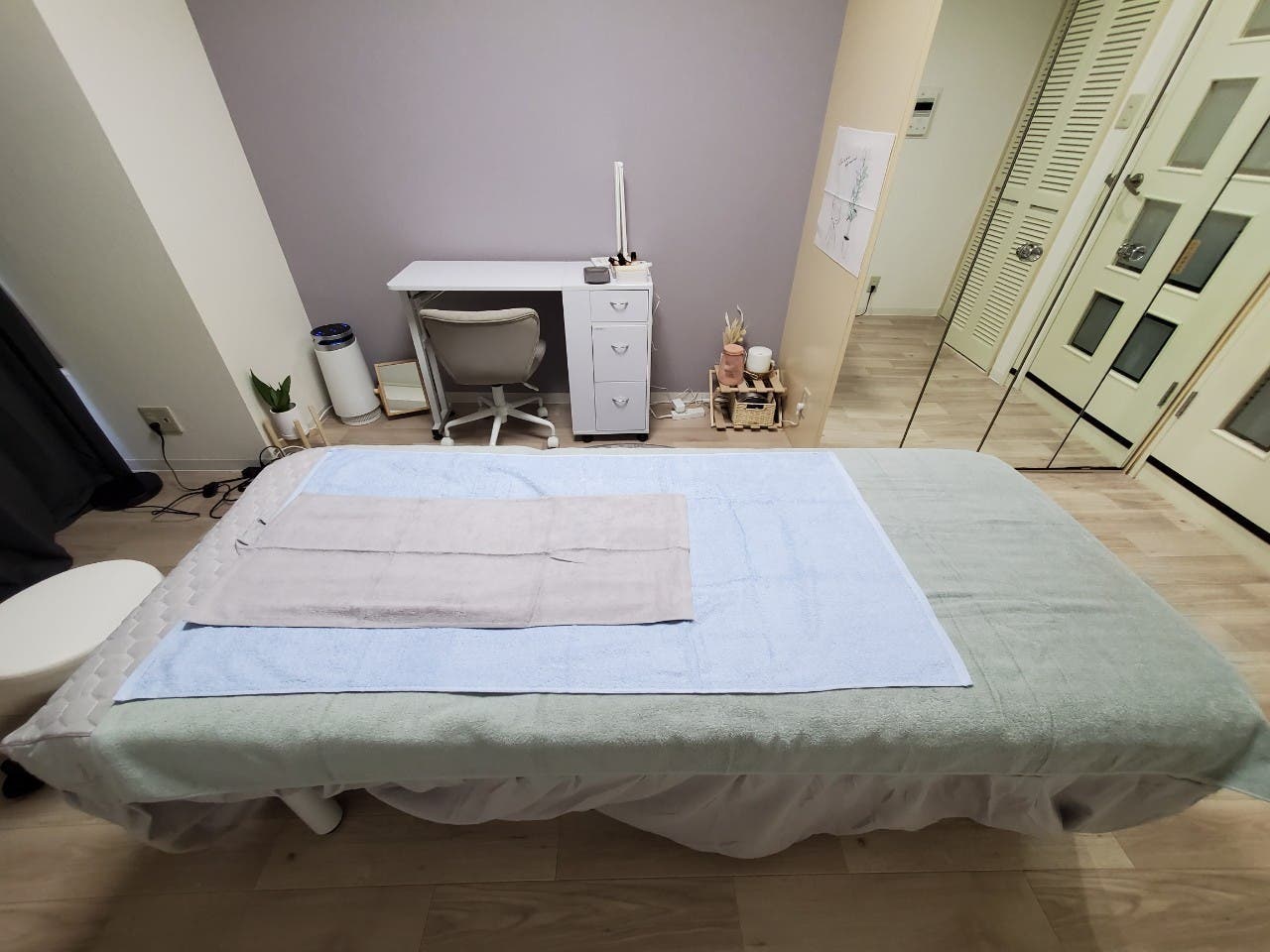 昇降式電動リクライニングベッド・ホワイトボード・タオル完備！ネイル施術もできるシェアサロンの写真9