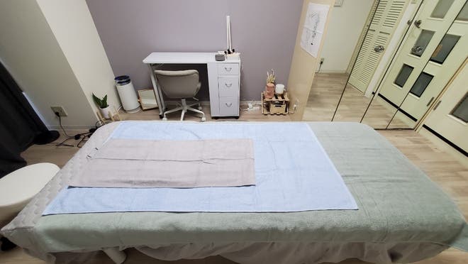 昇降式電動リクライニングベッド・ホワイトボード・タオル完備!ネイル施術もできるシェアサロンの写真9