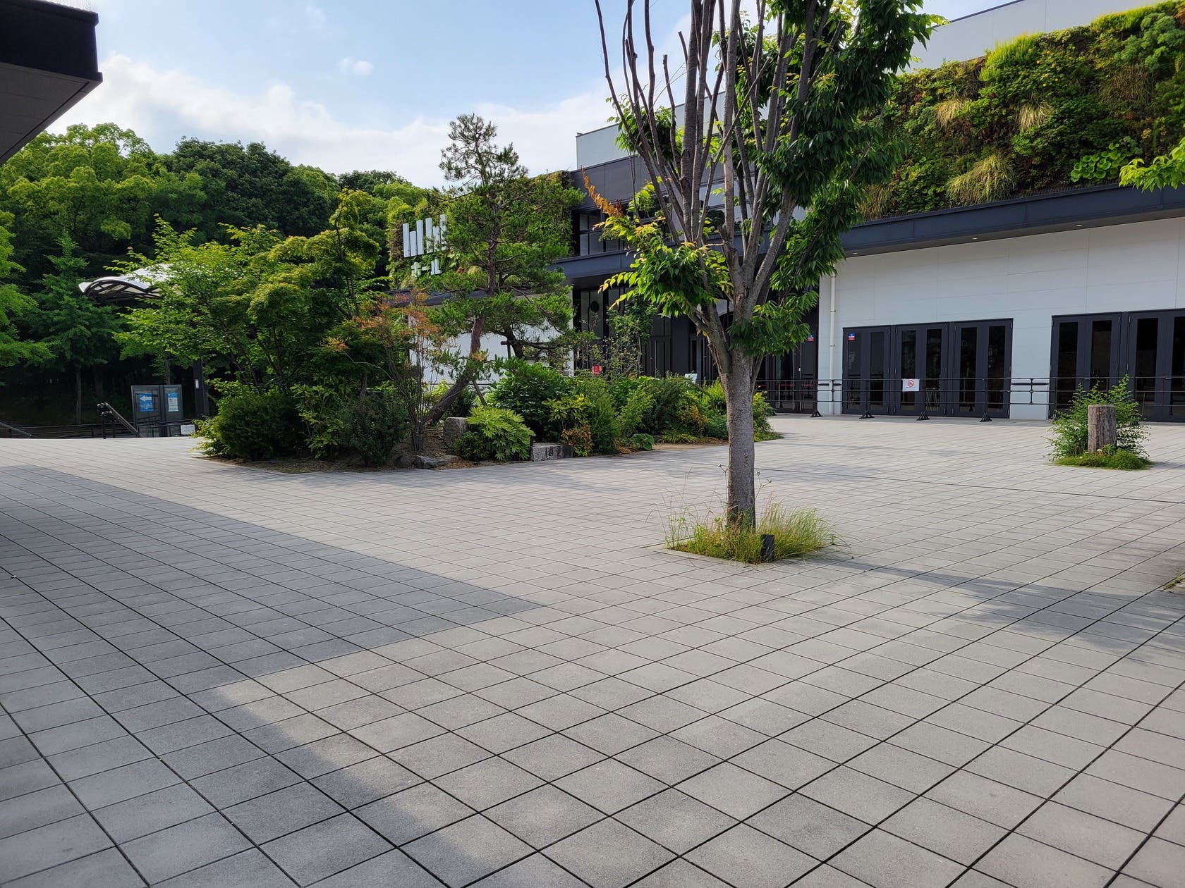 【最寄り駅から徒歩5分】クールジャパンパーク大阪大ホール・中ホールの間にある中庭。の写真24
