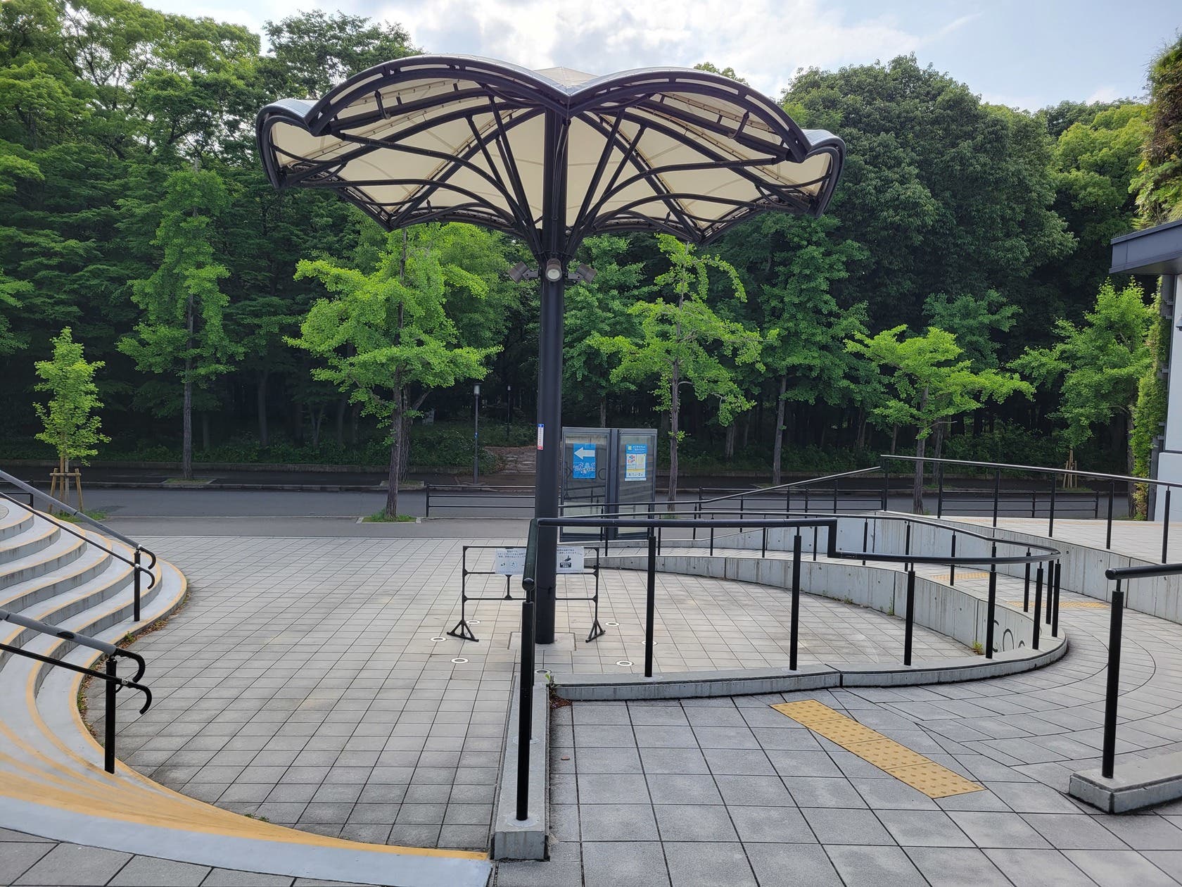 【最寄り駅から徒歩5分】クールジャパンパーク大阪大ホール・中ホールの間にある中庭。の写真20