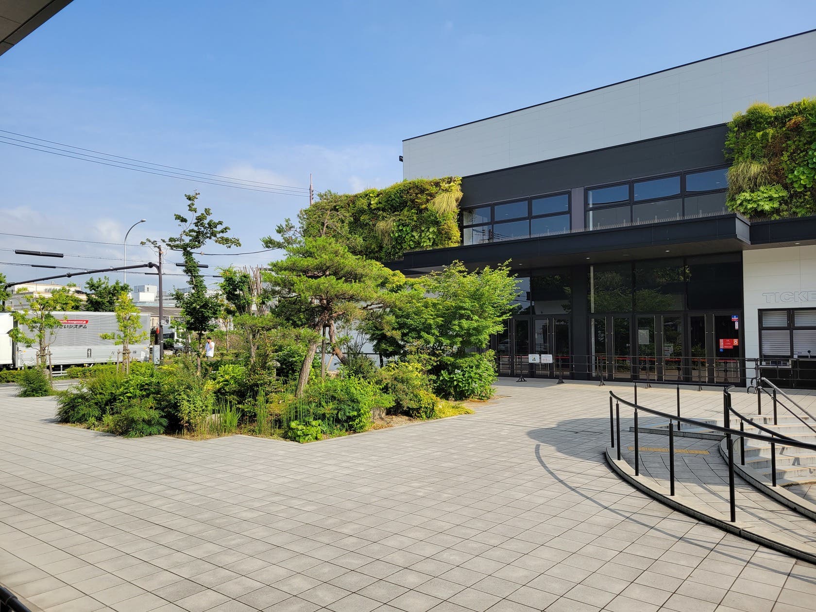 【最寄り駅から徒歩5分】クールジャパンパーク大阪大ホール・中ホールの間にある中庭。の写真17