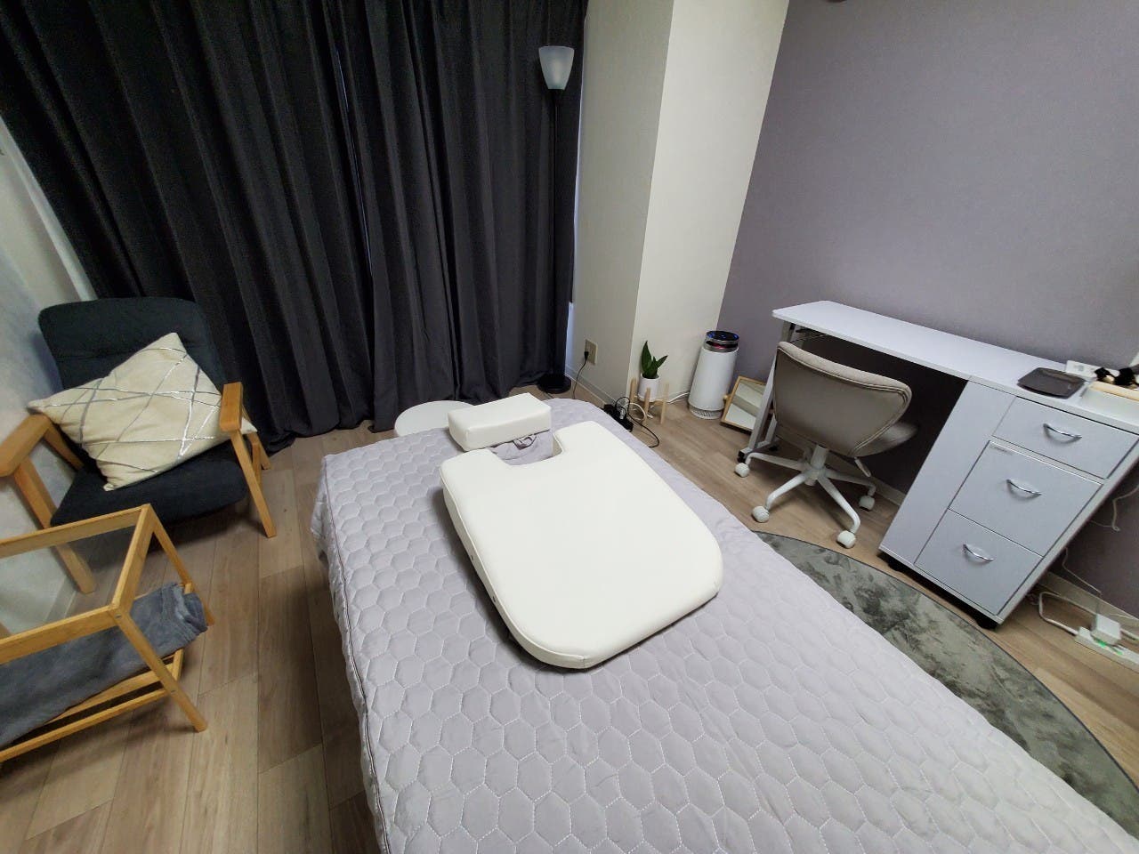 昇降式電動リクライニングベッド・ホワイトボード・タオル完備！ネイル施術もできるシェアサロンの写真11