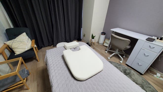 昇降式電動リクライニングベッド・ホワイトボード・タオル完備!ネイル施術もできるシェアサロンの写真11