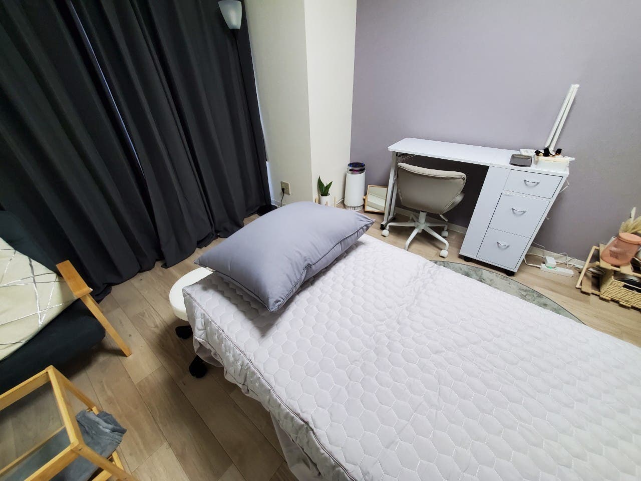 昇降式電動リクライニングベッド・ホワイトボード・タオル完備！ネイル施術もできるシェアサロンの写真12