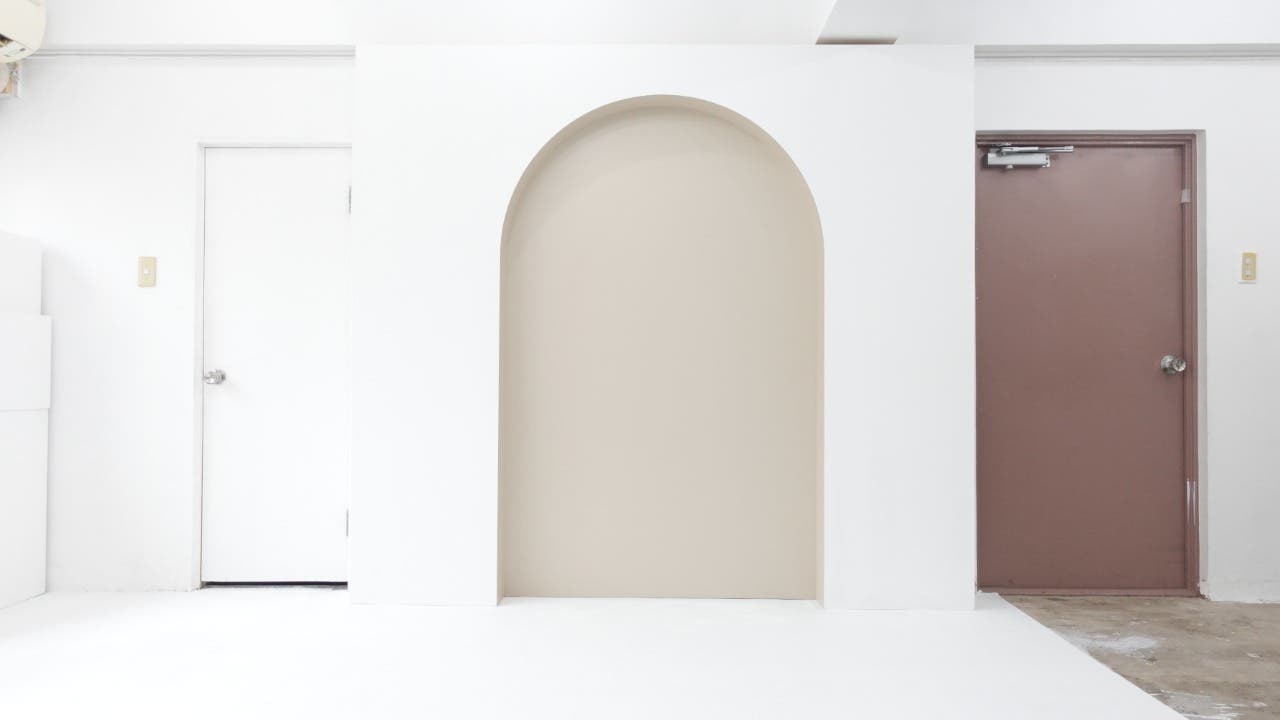 【恵比寿5分】２面採光｜白床＋白壁＋アーチ壁｜撮影機材＋背景紙無料｜【アパレル｜ポートレート｜物撮り 】の写真4