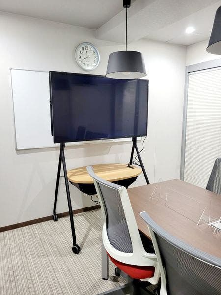 ミーティングルーム【新横浜駅5分】6名着席/54インチモニター有/商談/セミナー/WEB会議/駅近の写真4