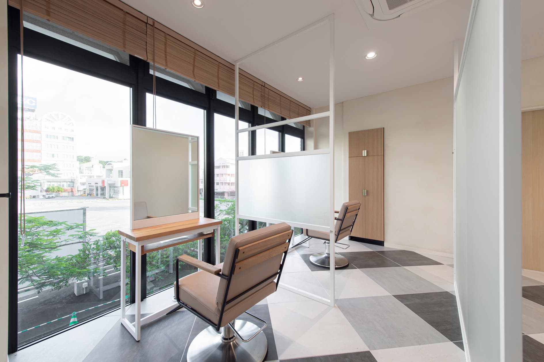 【EARTH 小禄店】カットオープン席★大型サロンに併設されたレンタルサロン✂︎フリーランス/個人練習/美容業に最適♪の写真1