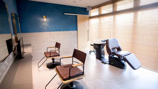 【EARTH 小禄店】カット個室席★大型サロンに併設されたレンタルサロン✂︎フリーランス/個人練習/美容業に最適♪の写真1