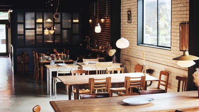 築50年の建物をリノベーションしたアンティークカフェの写真1