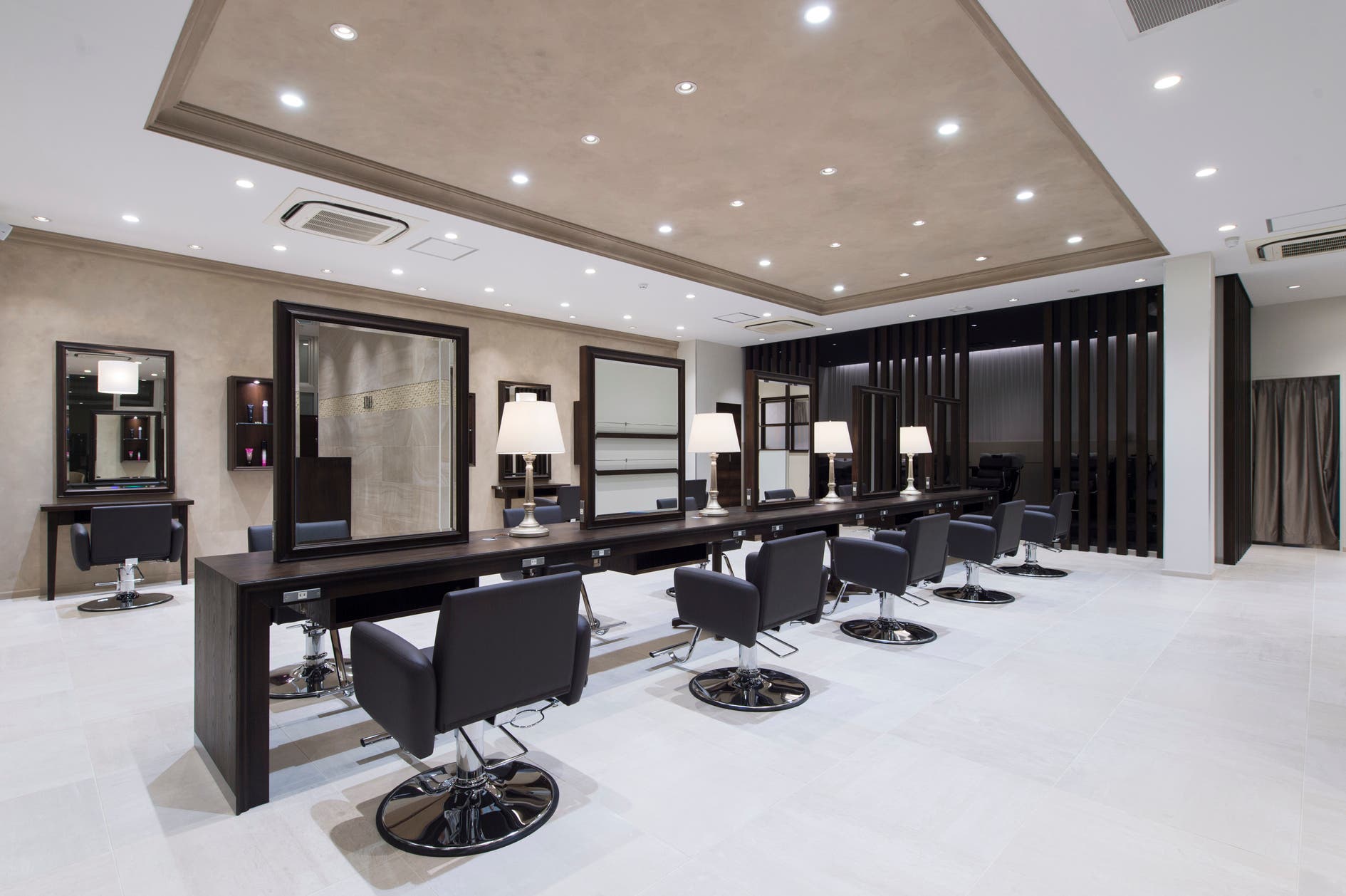 【EARTH 掛川店】カットオープン席★大型サロンに併設されたレンタルサロン✂︎フリーランス/個人練習/美容業に最適♪の写真1