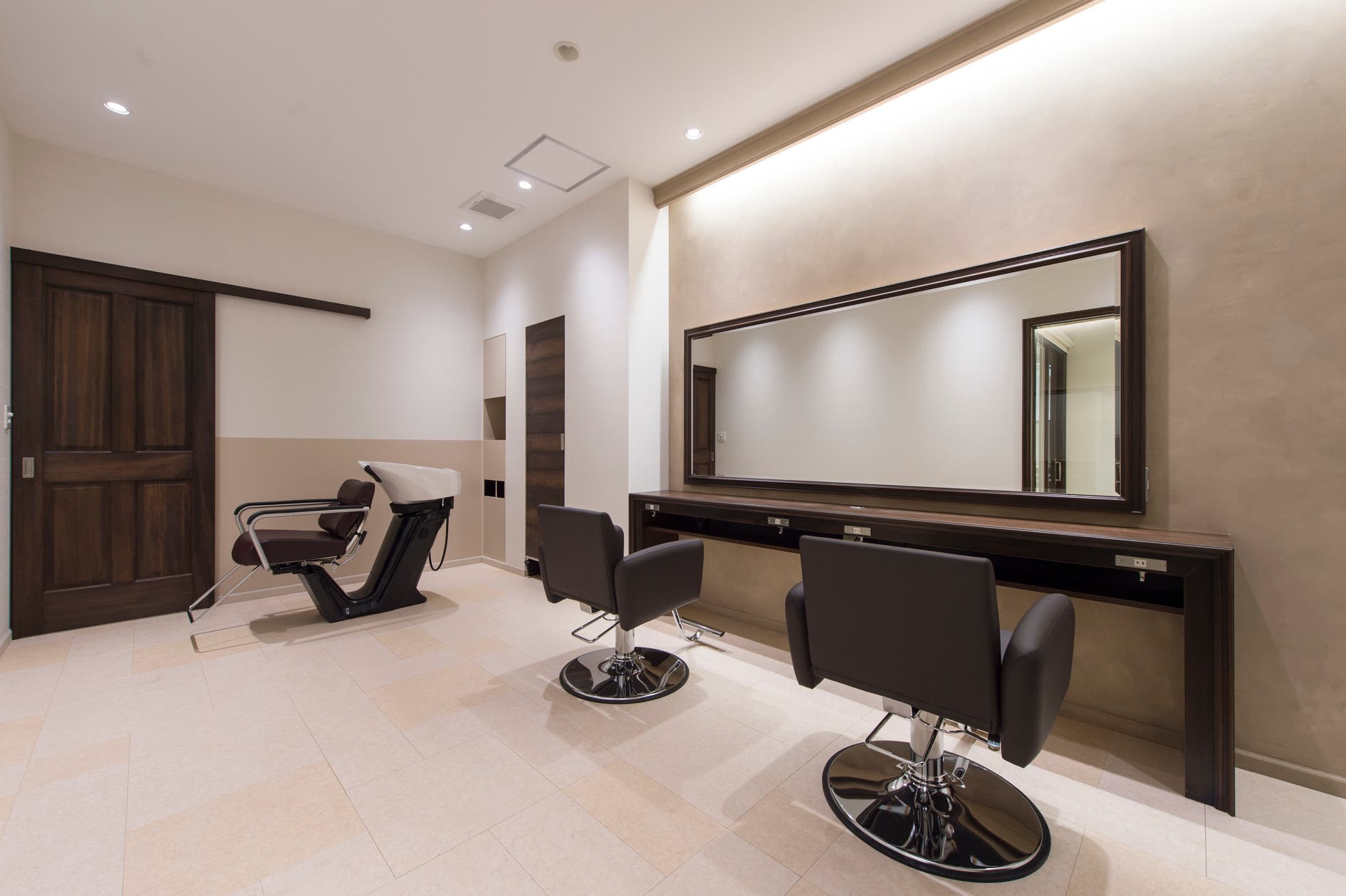 【EARTH 掛川店】カット個室席★大型サロンに併設されたレンタルサロン✂︎フリーランス/個人練習/美容業に最適♪の写真1