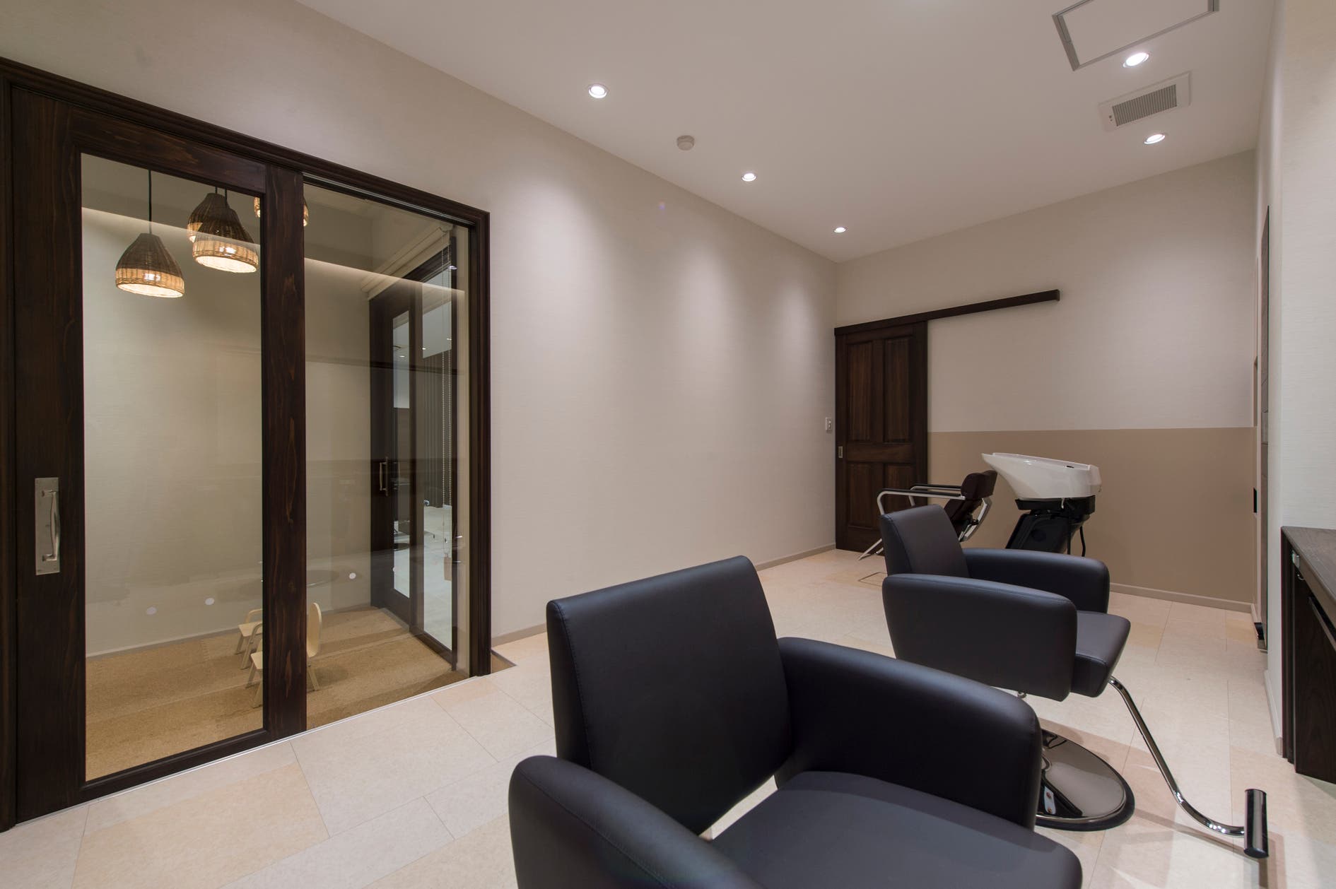 【EARTH 掛川店】カット個室席★大型サロンに併設されたレンタルサロン✂︎フリーランス/個人練習/美容業に最適♪の写真3