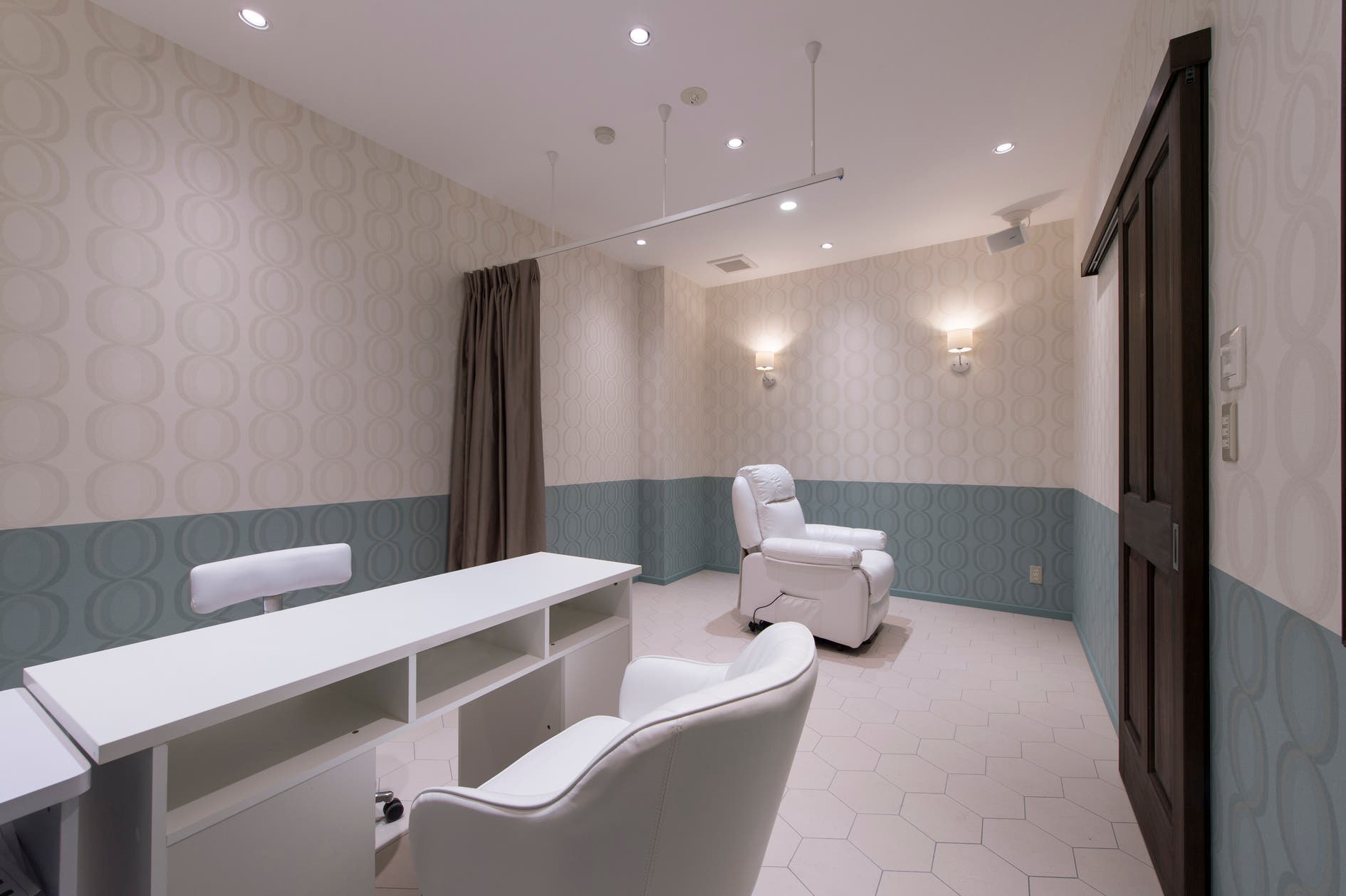 【EARTH 掛川店】ネイル専用席★大型サロンに併設されたレンタルサロン✂︎フリーランス/個人練習/美容業に最適♪の写真1