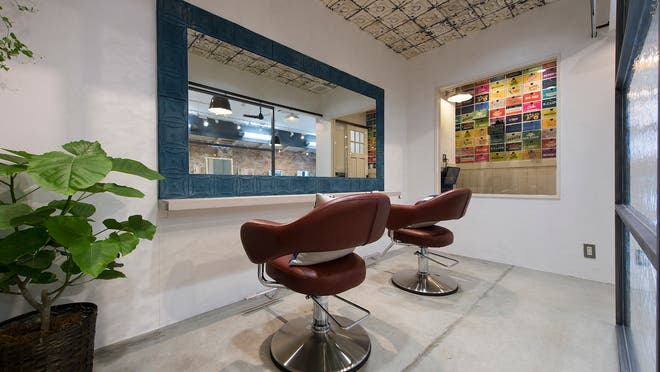 【EARTH 聖蹟桜ヶ丘店】カットオープン席★大型サロンに併設されたレンタルサロン✂︎フリーランス/個人練習/美容業に最適♪の写真1