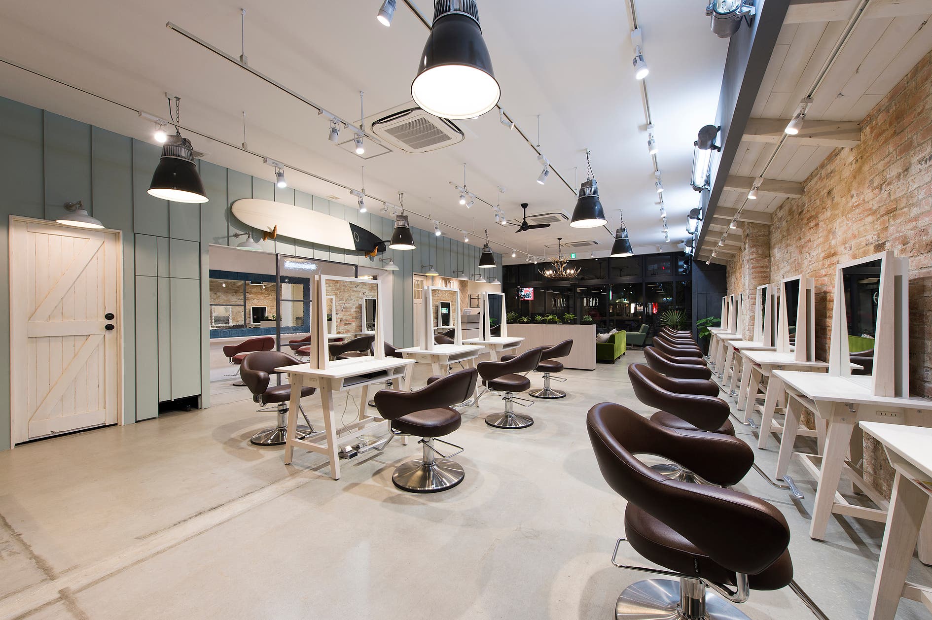 【EARTH 聖蹟桜ヶ丘店】カットオープン席★大型サロンに併設されたレンタルサロン✂︎フリーランス/個人練習/美容業に最適♪の写真5