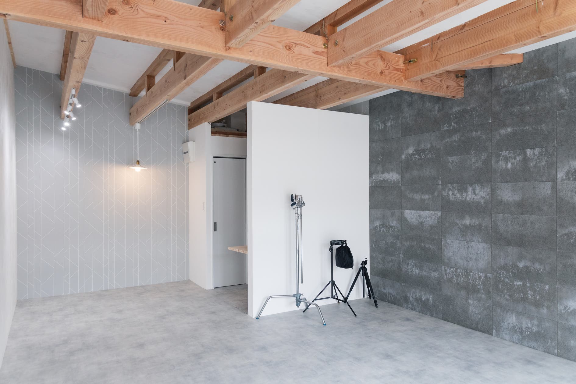 自然光◎【1F路面店】【駅チカ6分】北欧×モノクロインテリアの撮影スタジオ。屋外芝生スペースあり【カメラマン在中】【ペット可】の写真6