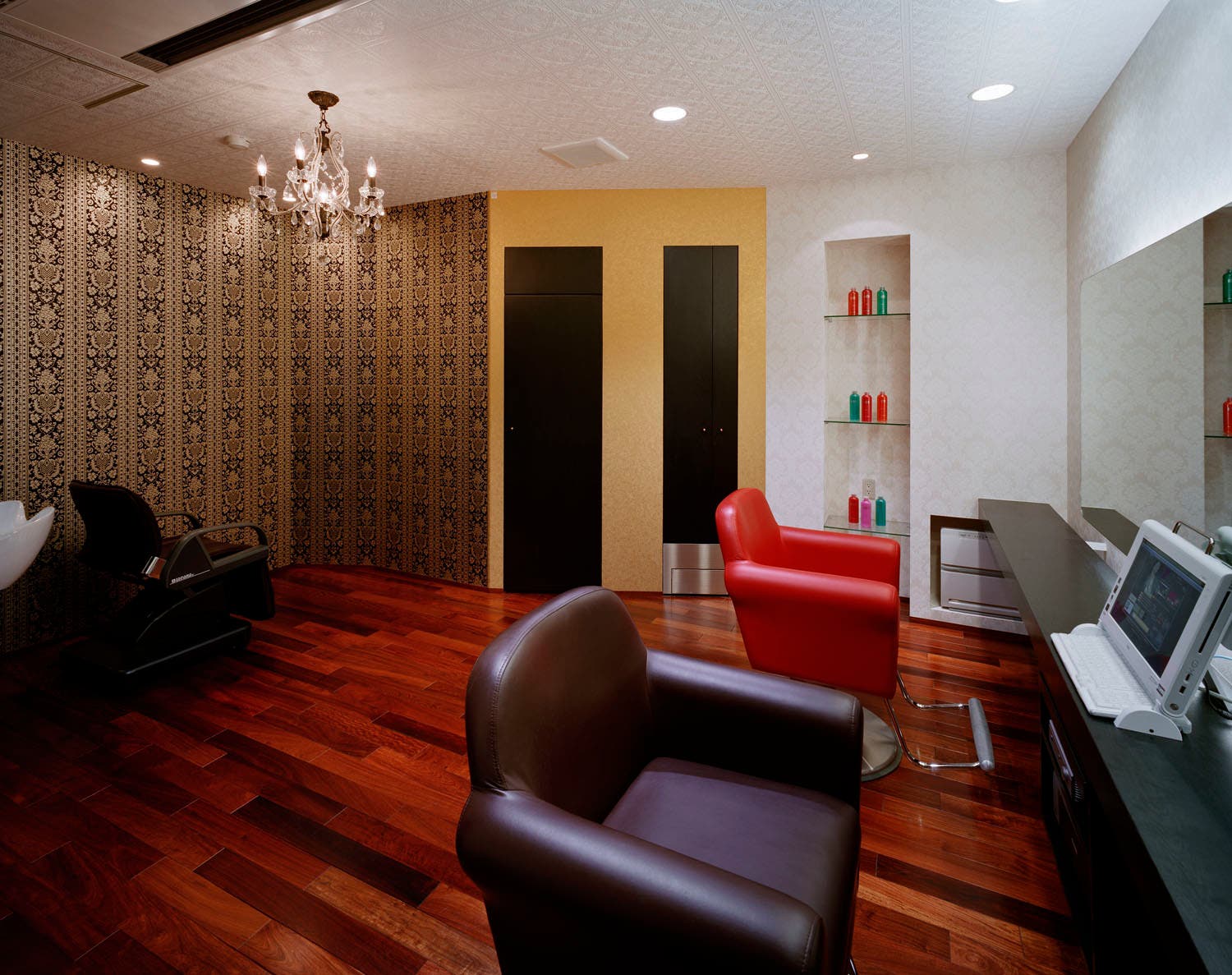 【EARTH 鈴鹿店】カット個室席★大型サロンに併設されたレンタルサロン✂︎フリーランス/個人練習/美容業に最適♪の写真1