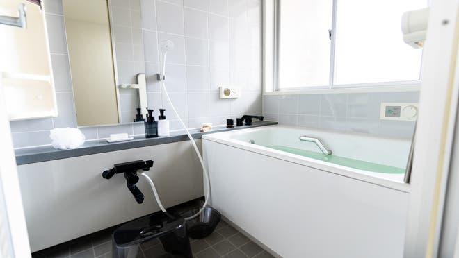 【スタジオL】お風呂・洗面台・洗濯機のある明るい大理石調のフロア、スタジオLの写真1