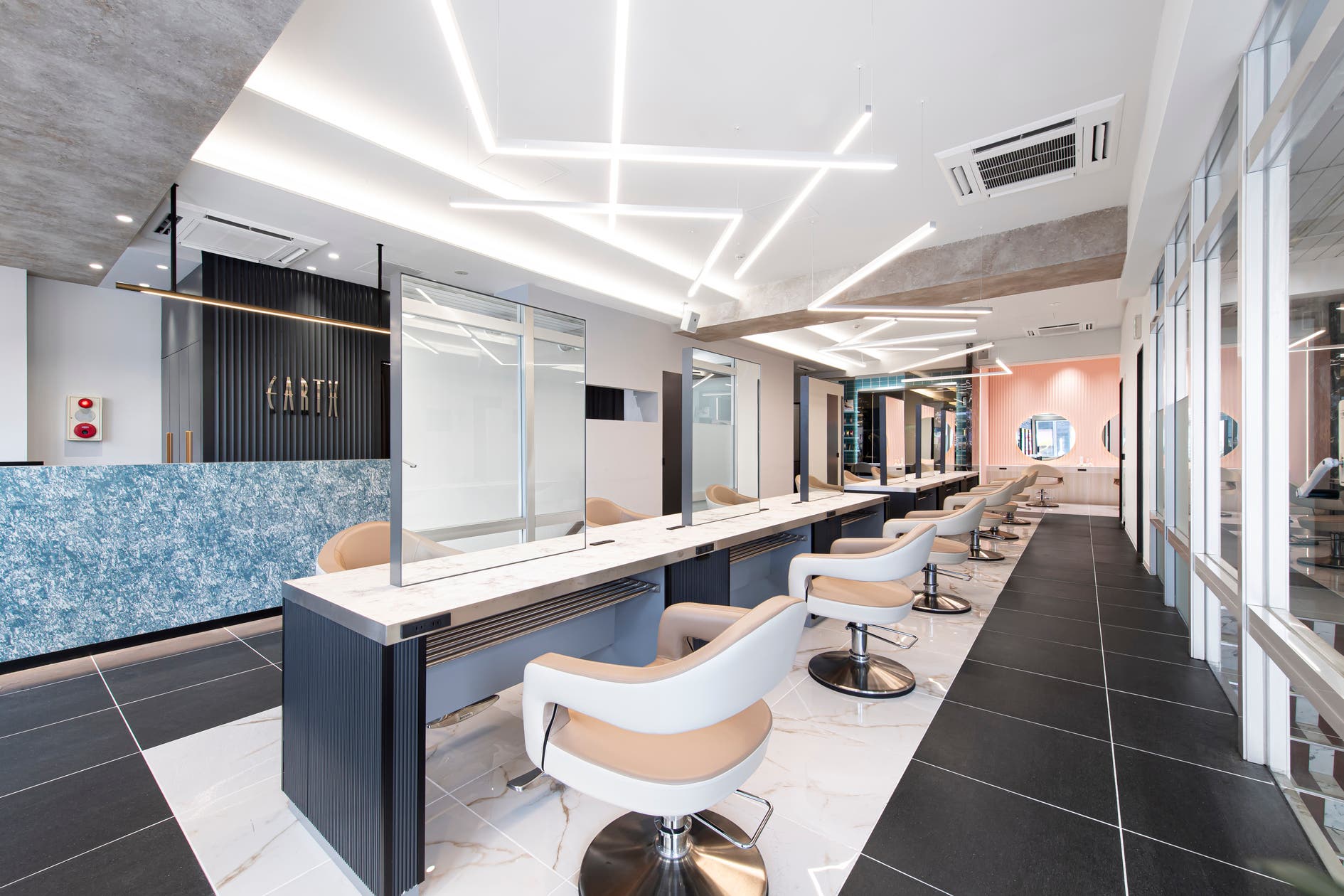 【EARTH 浦和店】カットオープン席★大型サロンに併設されたレンタルサロン✂︎フリーランス/個人練習/美容業に最適♪の写真1