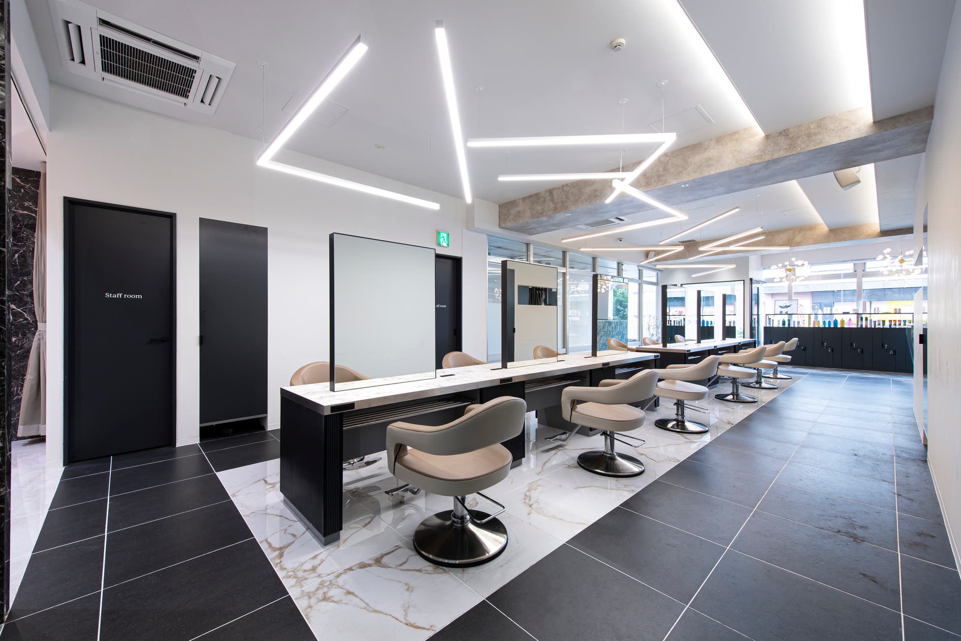 【EARTH 浦和店】カットオープン席★大型サロンに併設されたレンタルサロン✂︎フリーランス/個人練習/美容業に最適♪の写真2