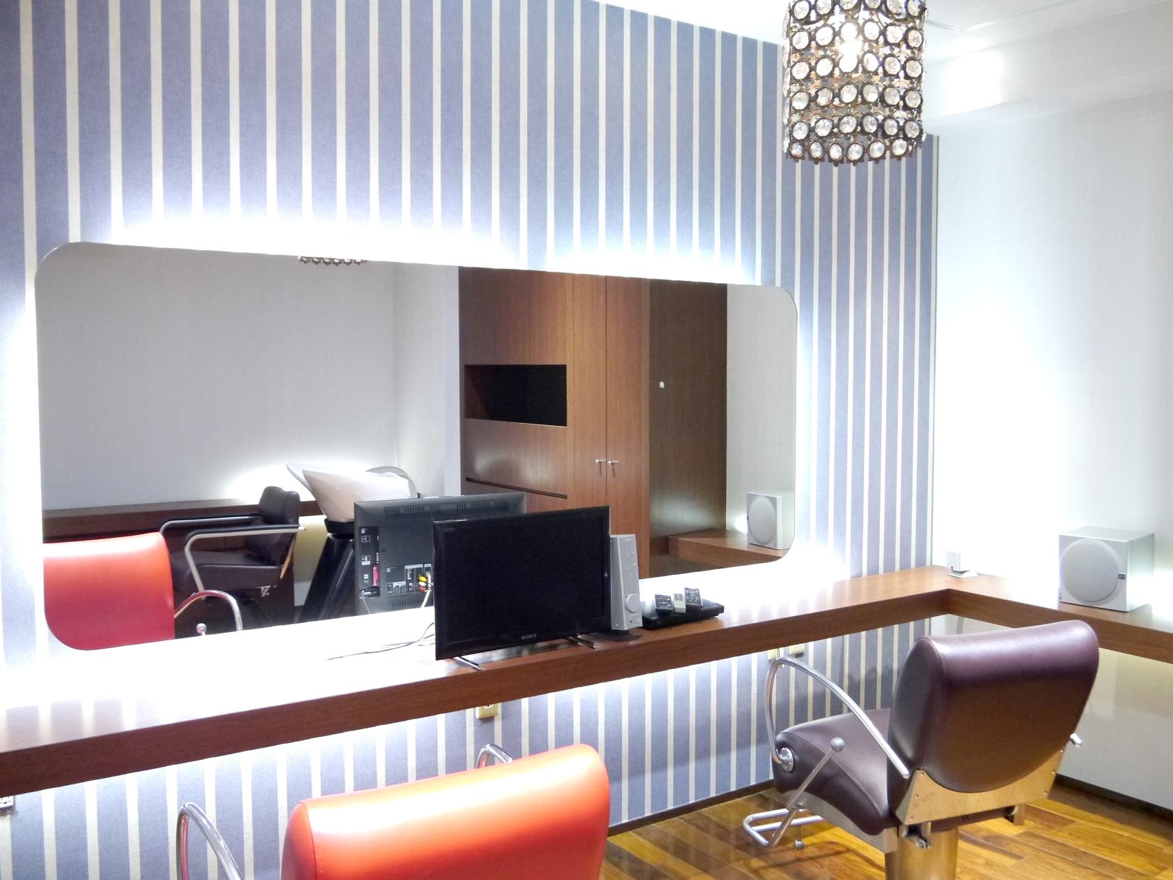 【EARTH 武蔵境店】カット個室席★大型サロンに併設されたレンタルサロン✂︎フリーランス/個人練習/美容業に最適♪の写真1